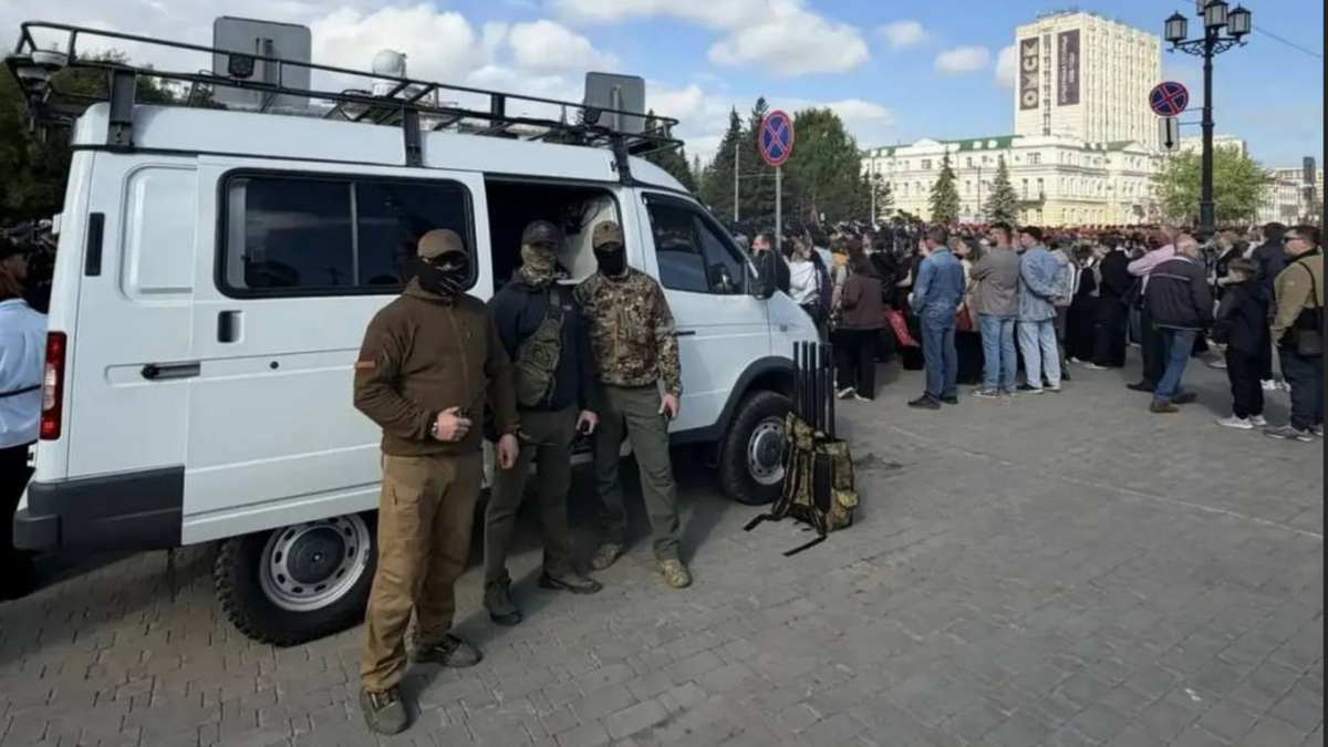 В центре Омска поставили машину для блокировки БПЛА