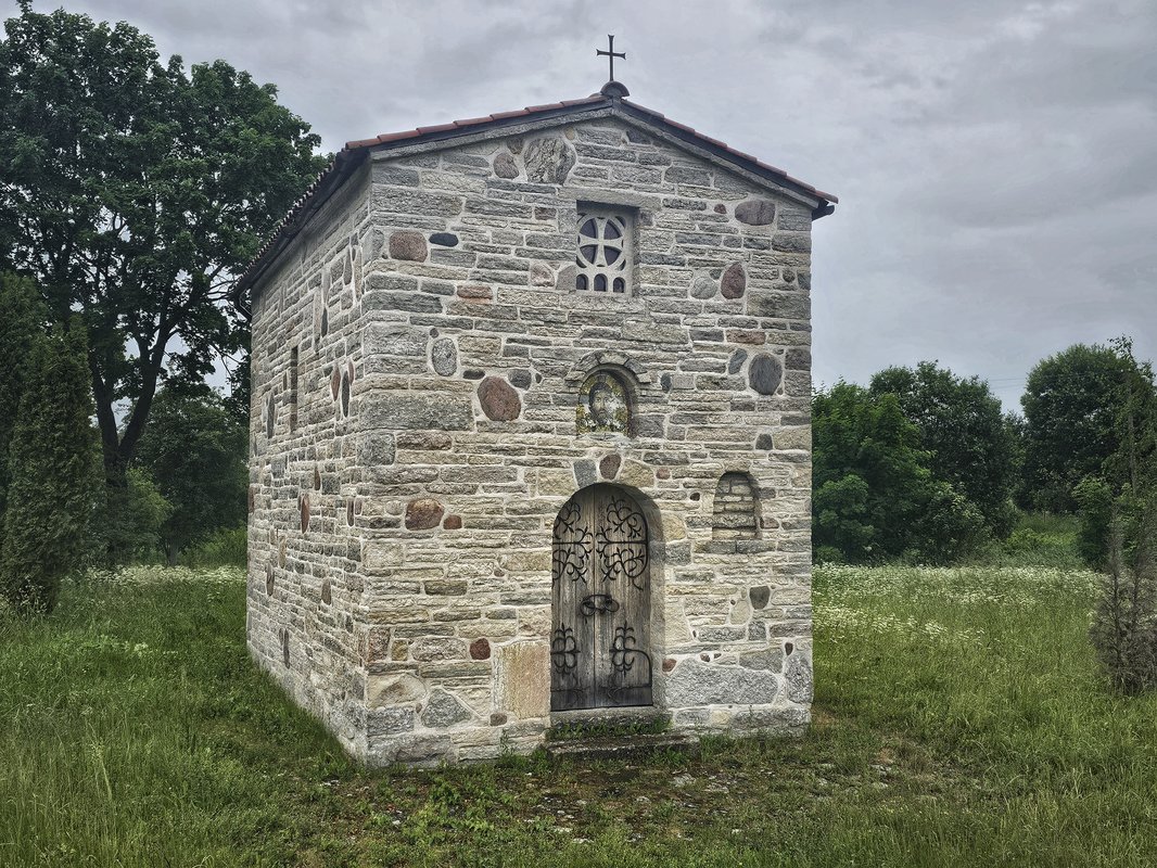 Храм, построенный архимандритом о.Зиноном в деревне Гверстонь вблизи ...
